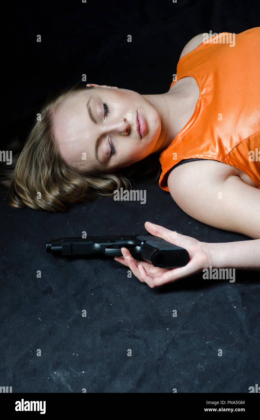 Tote Frau auf dem Boden mit einer Pistole Stockfotografie - Alamy