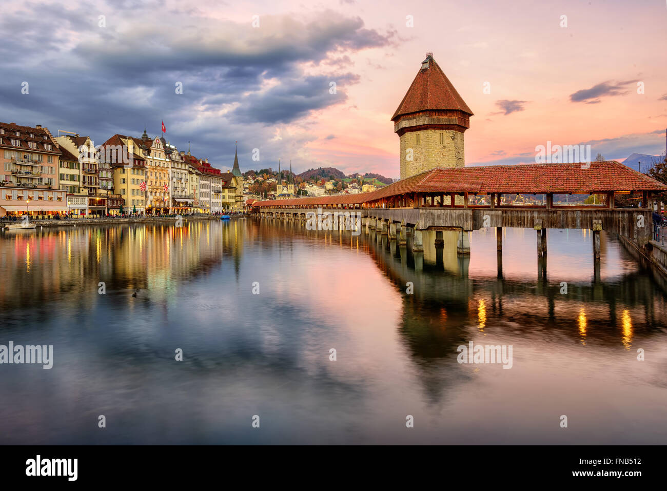 Hölzerne Kapellbrücke und Wasserturm auf dem Sunset, Luzern, Schweiz ...