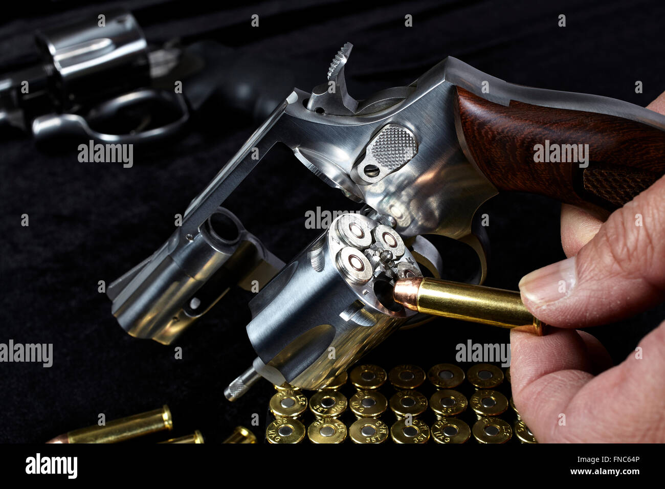 Mann, die kompakte Magnum Revolver Waffe laden Stockfotografie - Alamy