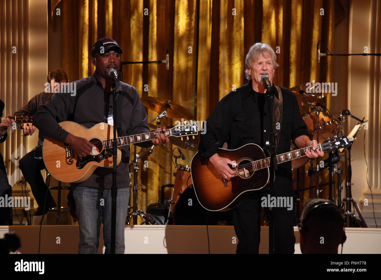 Darius Rucker, links, und Kris Kristofferson führen während der Country ...