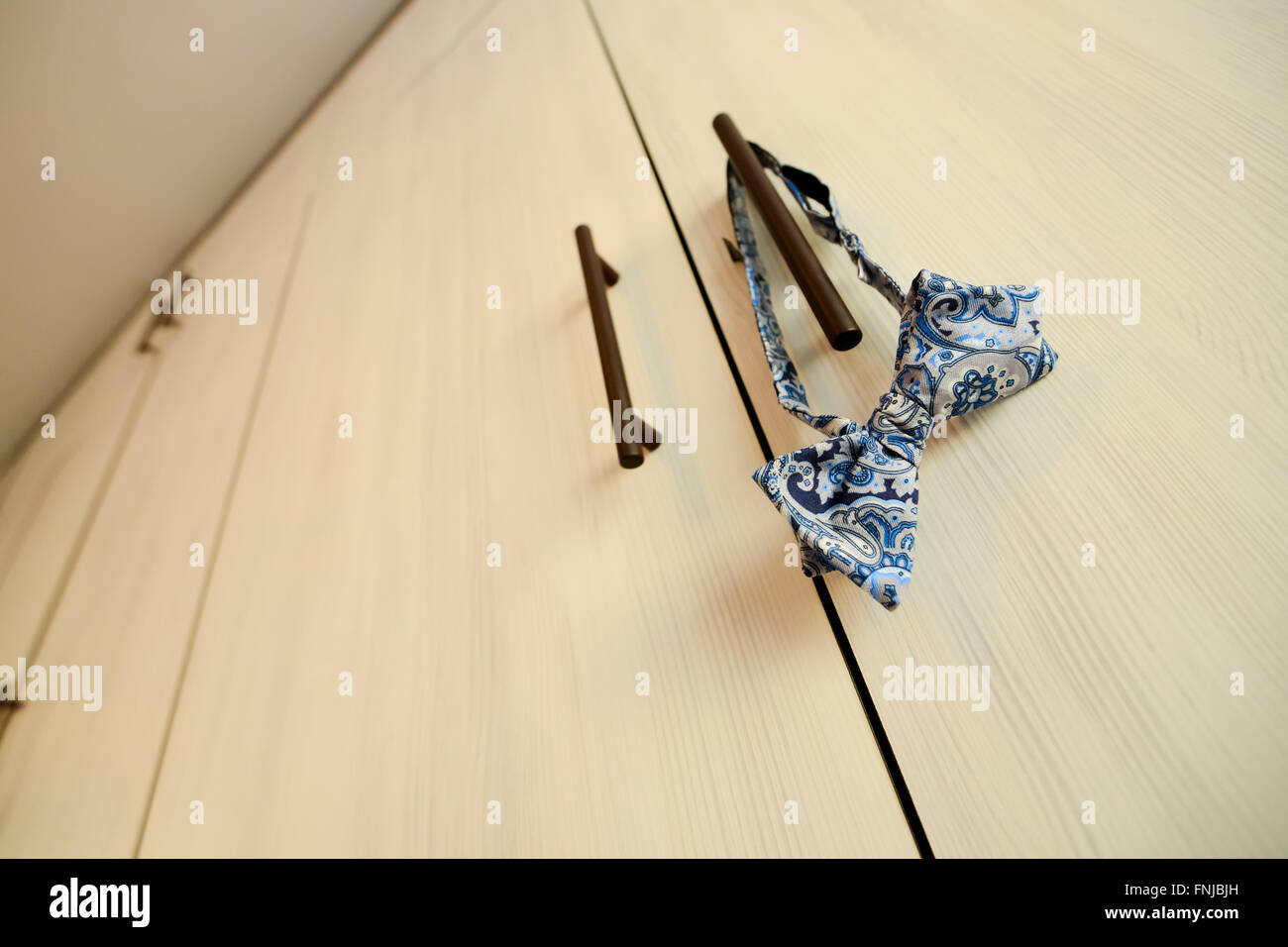 Fliege um den Hals hängen aus dem Schrank Stockfotografie - Alamy