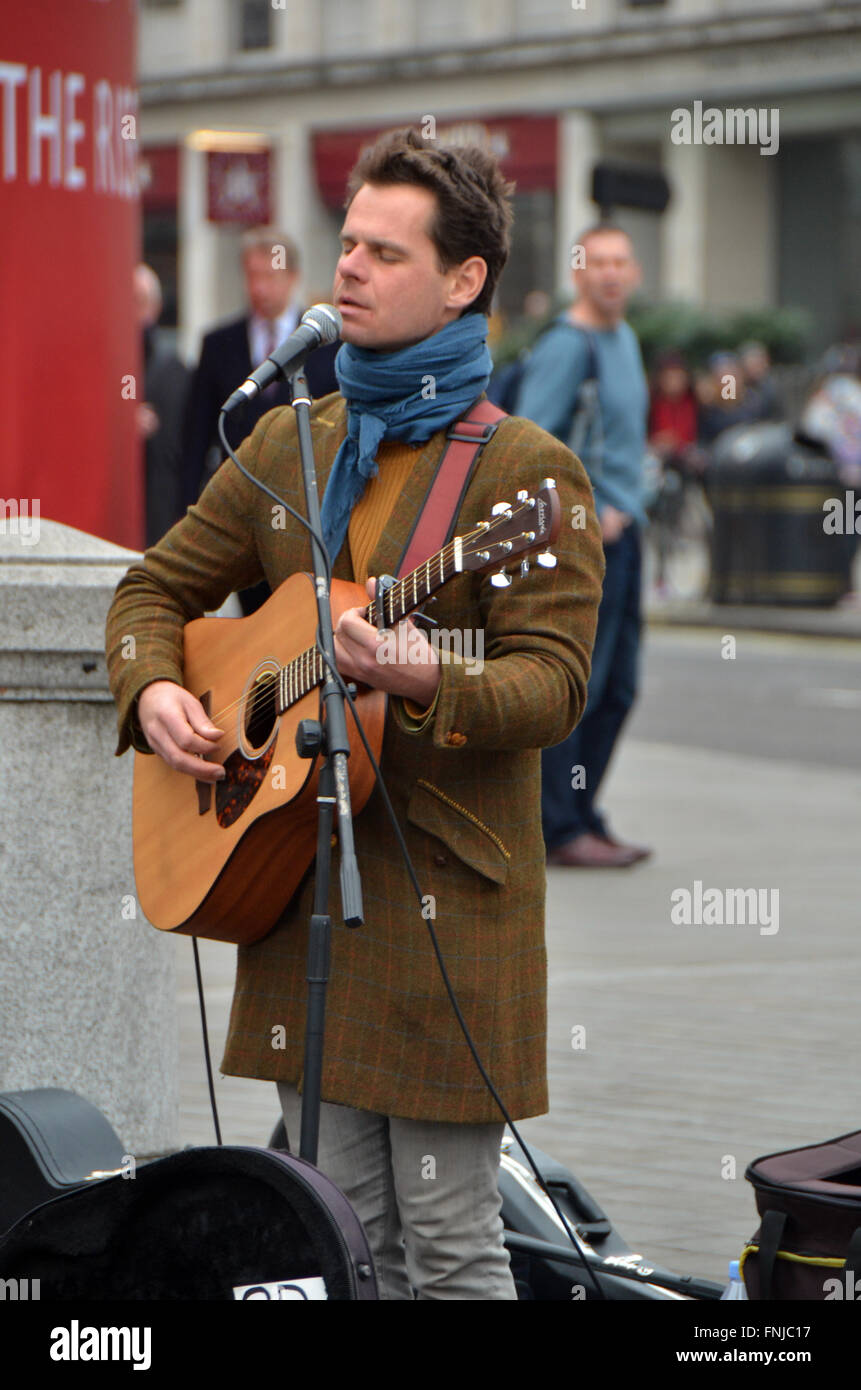 London, UK, 15. März 2016 Peter Leonard Straßenmusik am Trafalgar ...