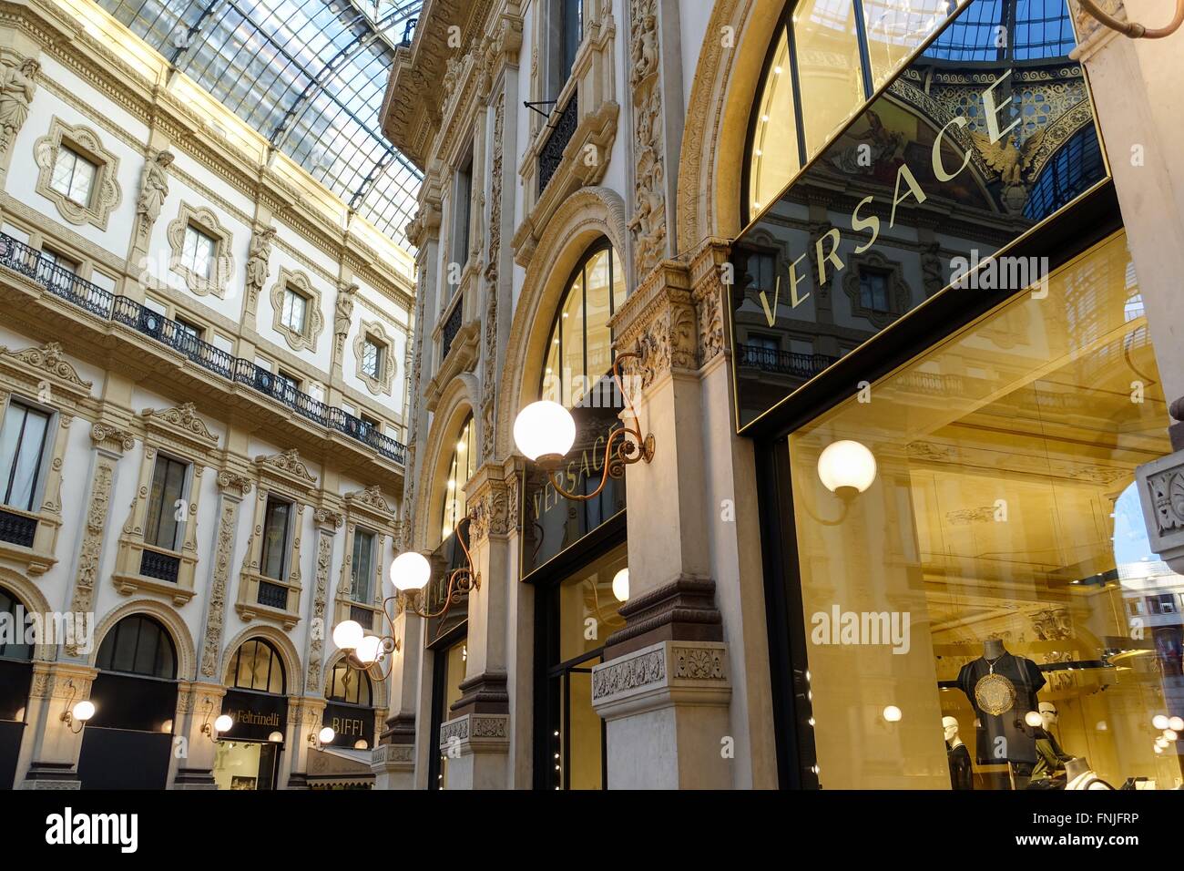 Italien: Versace-Boutique in der Galleria Vittorio Emanuele II, Milan ...