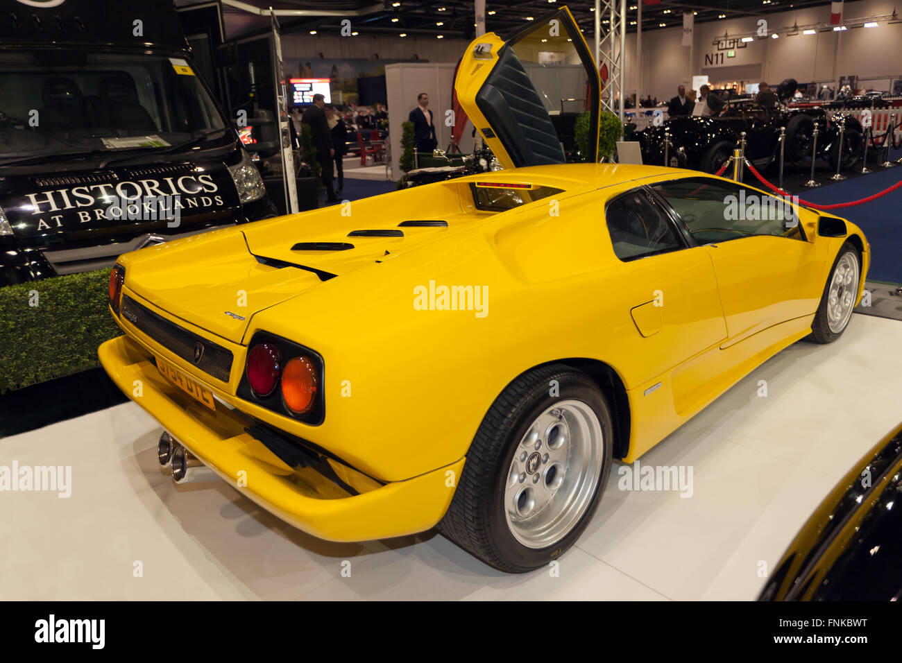 Gelber lamborghini sportwagen -Fotos und -Bildmaterial in hoher ...
