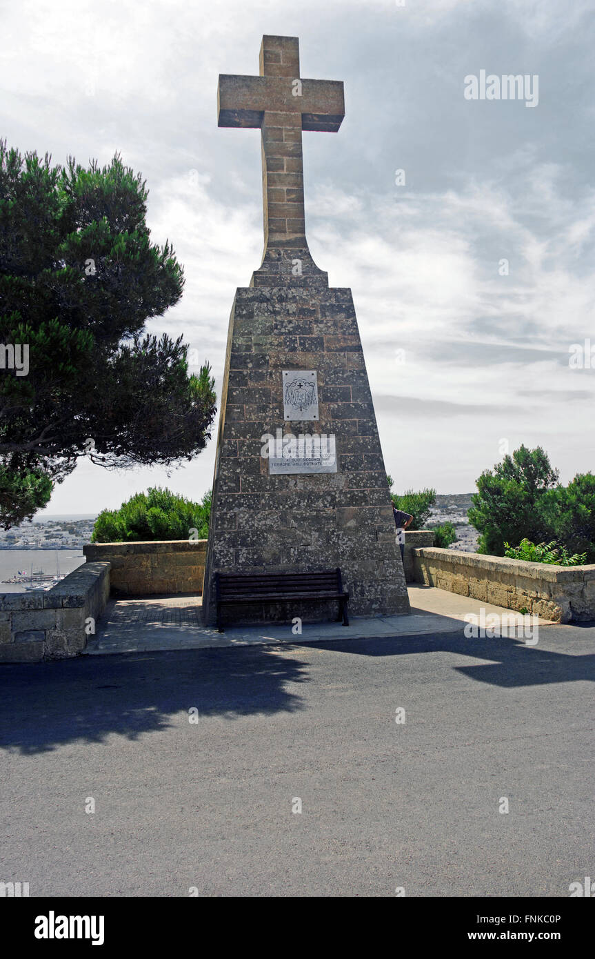 Kreuz in der Nähe von Pietro E Paolo Kirche Basilica Pontificia Capo ...