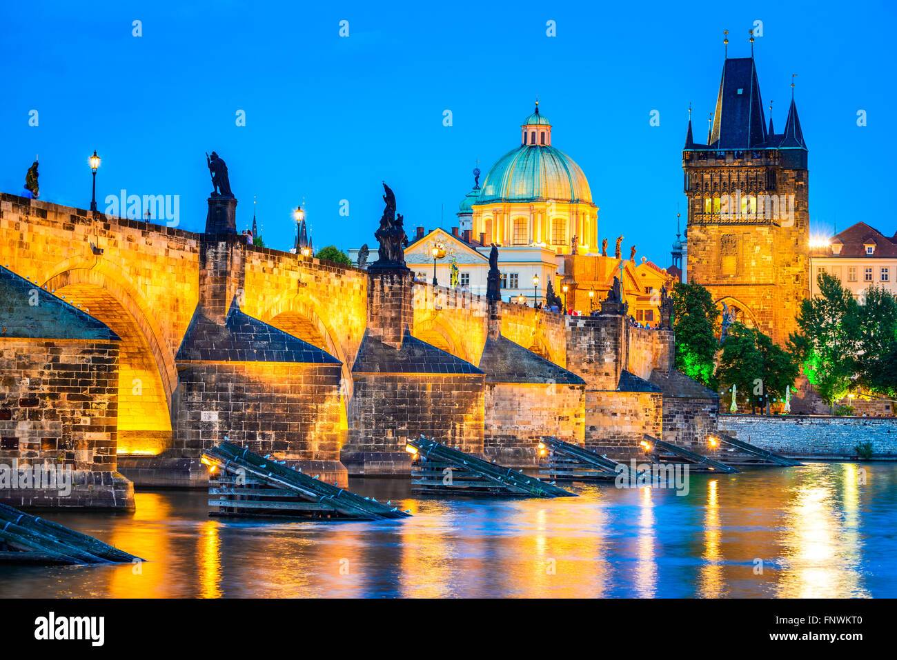 Karlsbrücke blick auf die prager burg bei nacht moldau -Fotos und ...