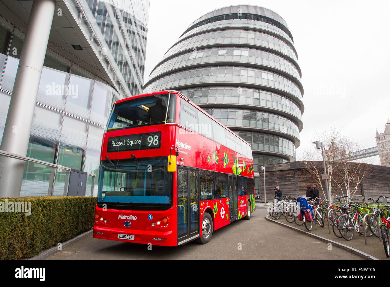 Der weltweit erste vollelektrische Doppeldecker London bus ...