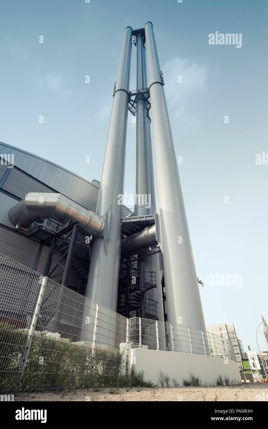 Hoher industrieller schornstein -Fotos und -Bildmaterial in hoher ...