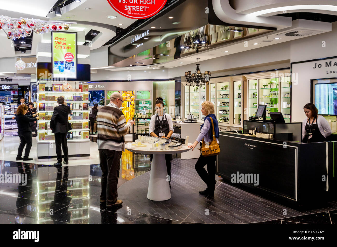 Heathrow airport shops terminal uk -Fotos und -Bildmaterial in hoher ...