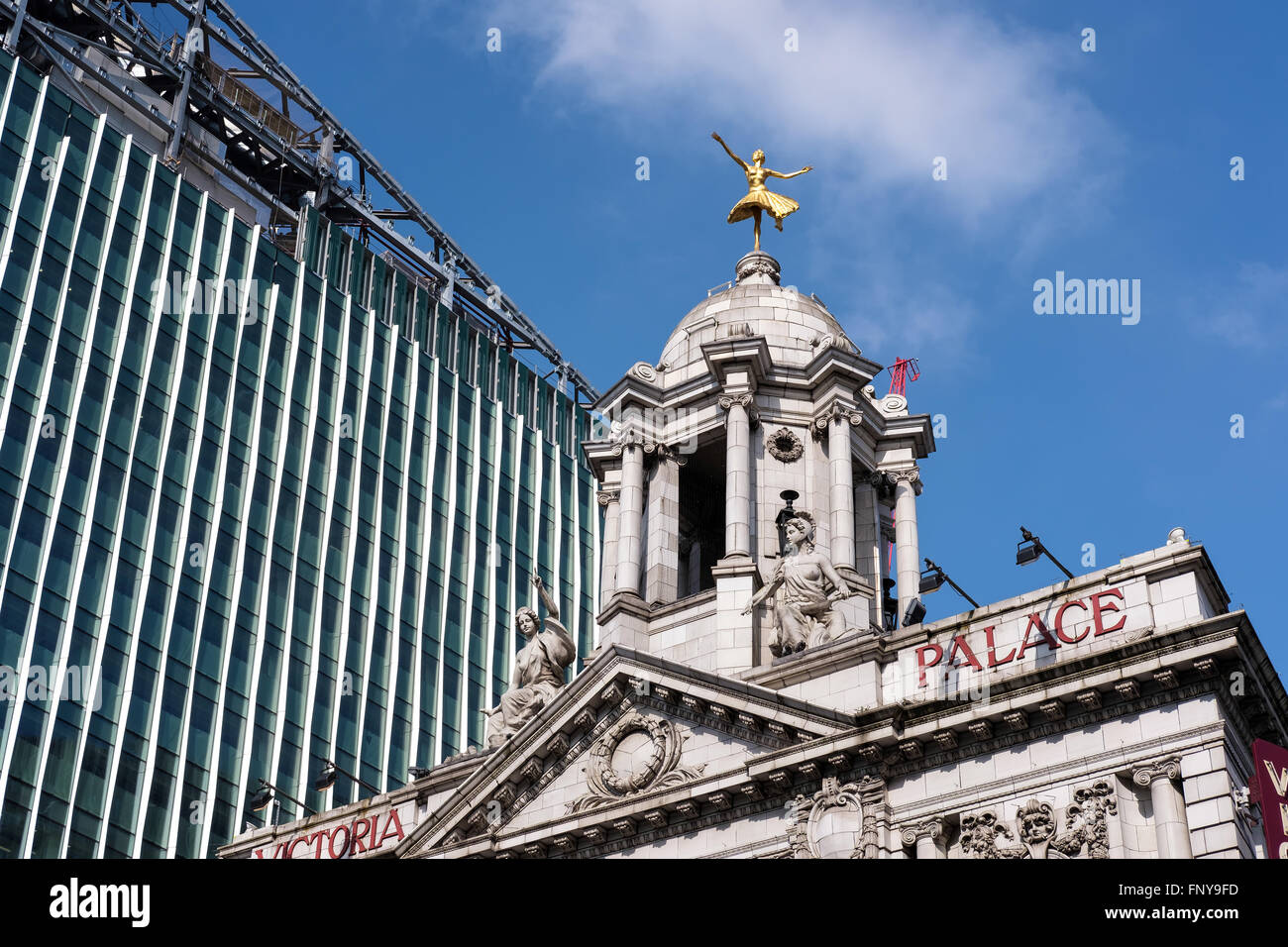 Replikat vergoldete Statue von Anna Pavlova auf der Kuppel des Victoria Palace Theatre ...