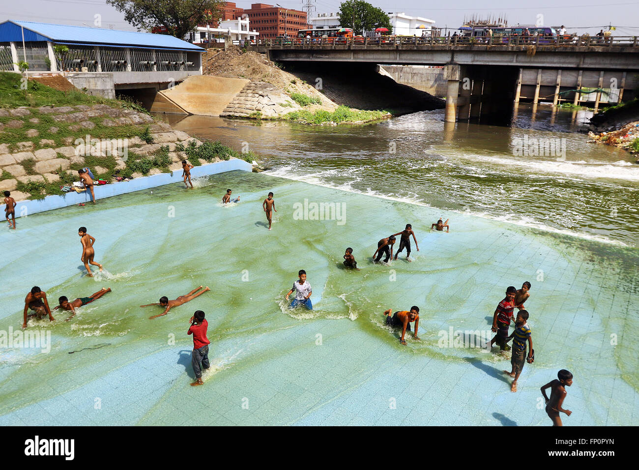 Dhaka, Bangladesch. 17. März, 2016. Kinder aus Bangladesh spielen und ...