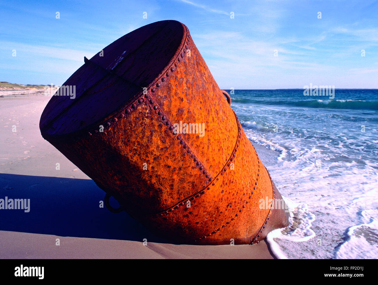 Große, verlassene Ölfass am Strand; Martha's Vineyard; Massachusetts ...