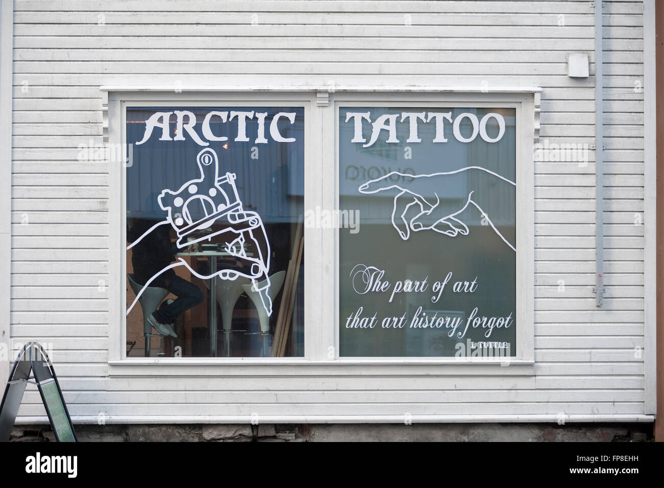 Tattoo shop window -Fotos und -Bildmaterial in hoher Auflösung – Alamy