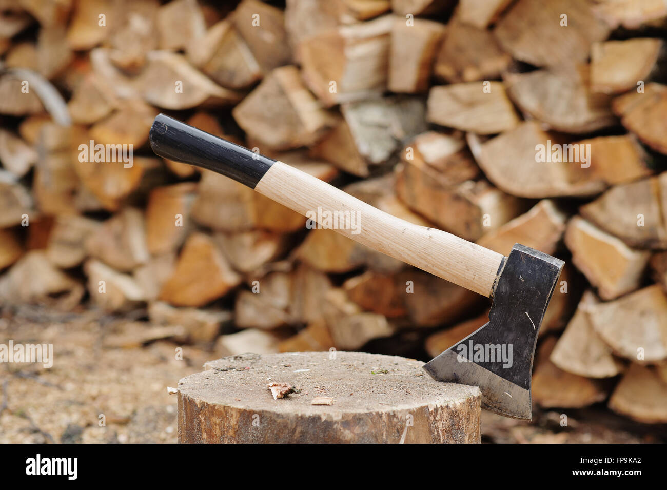 Wood fire fuel firewood chop axe -Fotos und -Bildmaterial in hoher ...