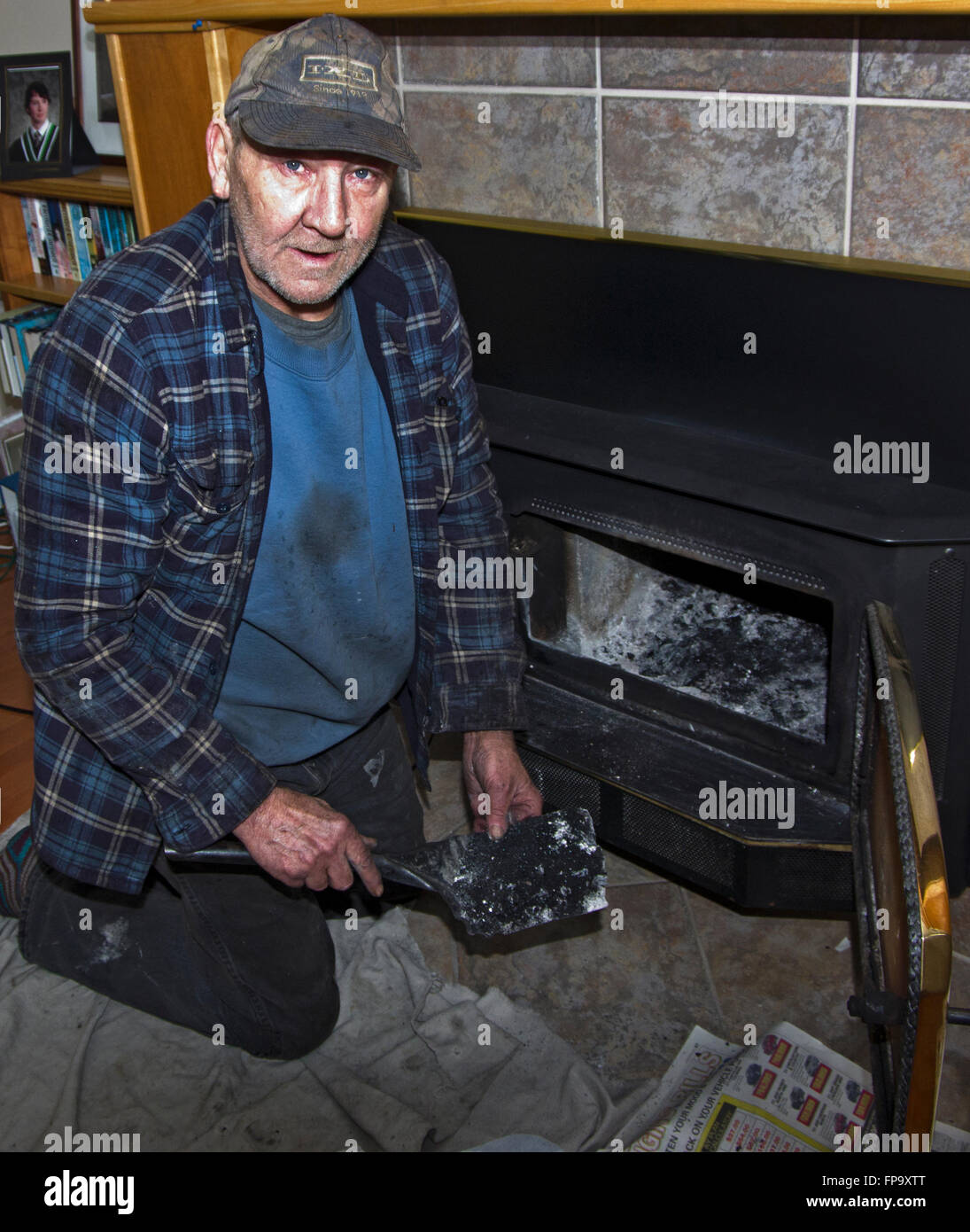 Schornsteinfeger mit Kreosot in einer Schaufel aus Holz-brennenden ...