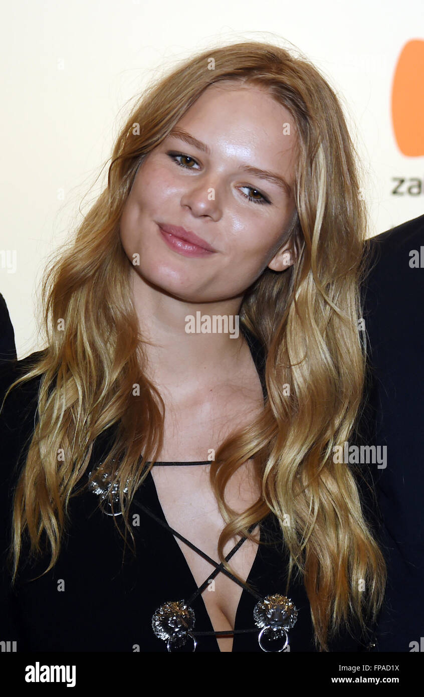 Model Anna Ewers Zalando Fashion Stockfotos & Model Anna Ewers Zalando ...