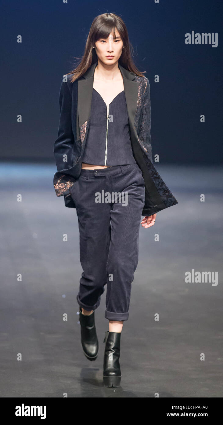 Peking, China. 18. März 2016. Ein Modell stellt eine Kreation von ...