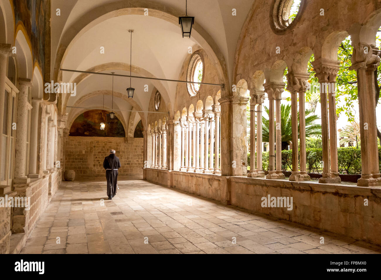 Ein Mönch in das Kloster der Franziskaner-Kloster in Dubrovnik ...