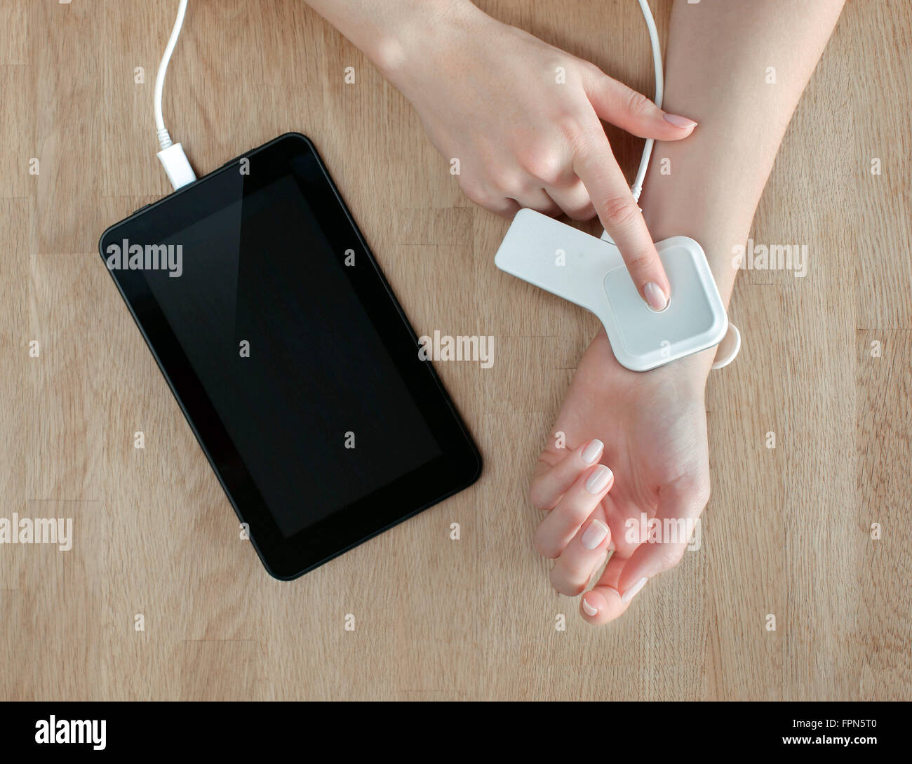 Weibliche Hände messen den Puls mit einem instrument Stockfotografie ...