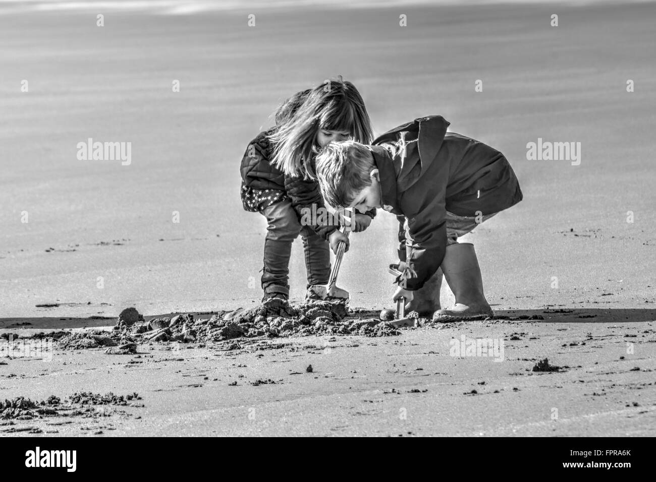 Kinder spielen am Strand Stockfotografie - Alamy