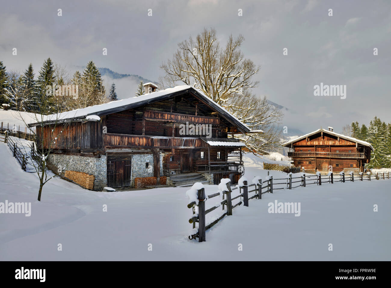 Bauernhöfe im Winter Tiroler Bauernhaus-Museum, Kramsach, Tirol ...