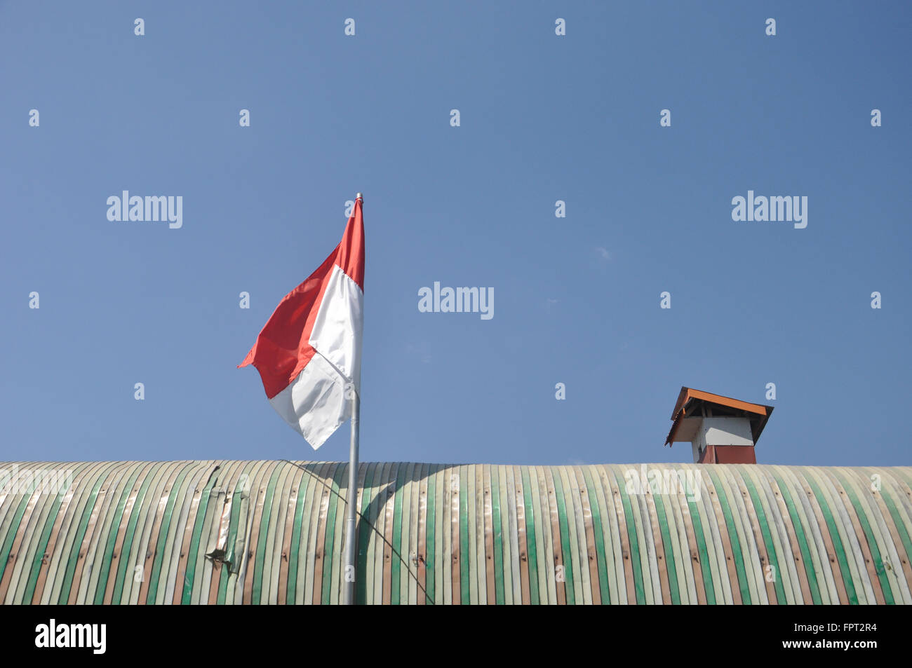 Rote flagge auf dem dach -Fotos und -Bildmaterial in hoher Auflösung ...