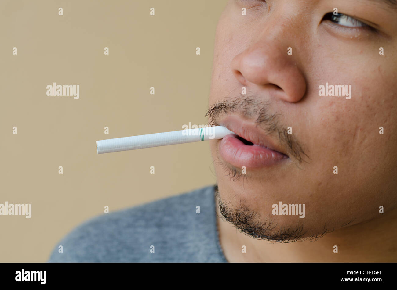 Zigarette rauchen junge -Fotos und -Bildmaterial in hoher Auflösung – Alamy