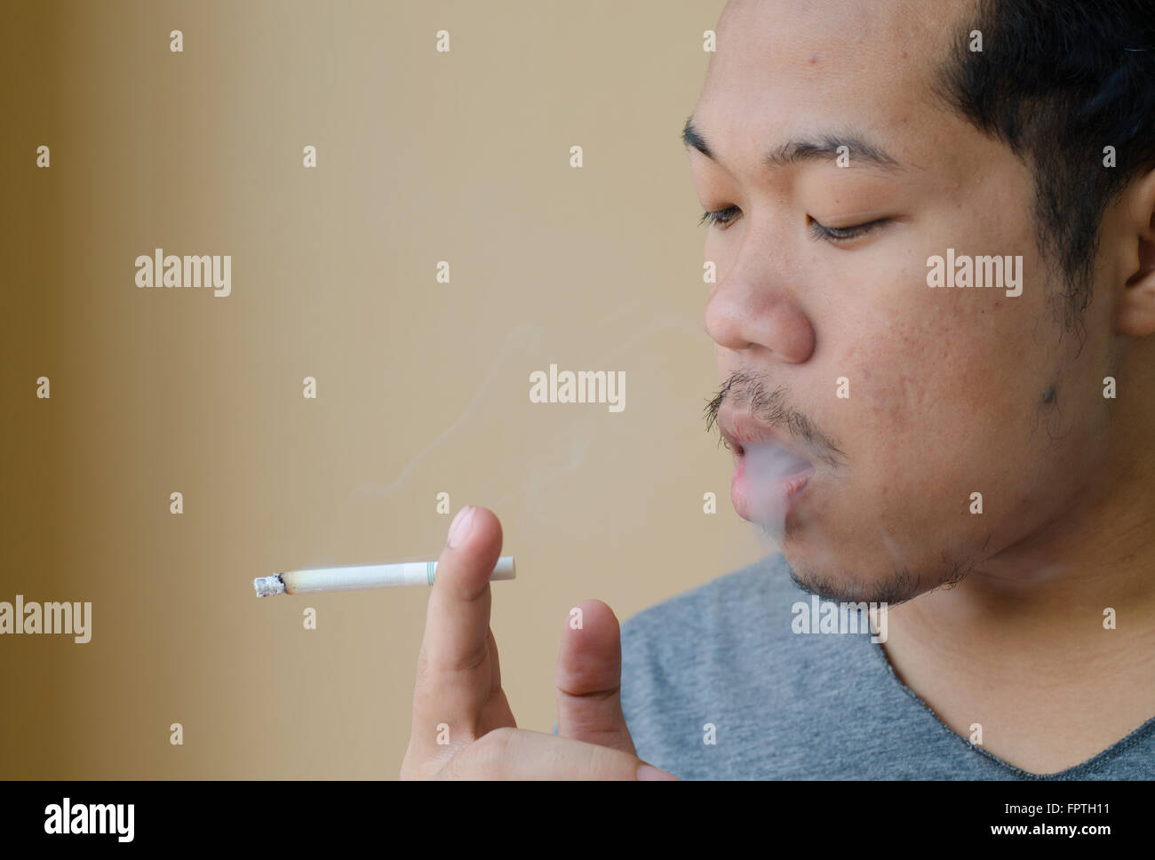 Mit einer zigarette -Fotos und -Bildmaterial in hoher Auflösung – Alamy