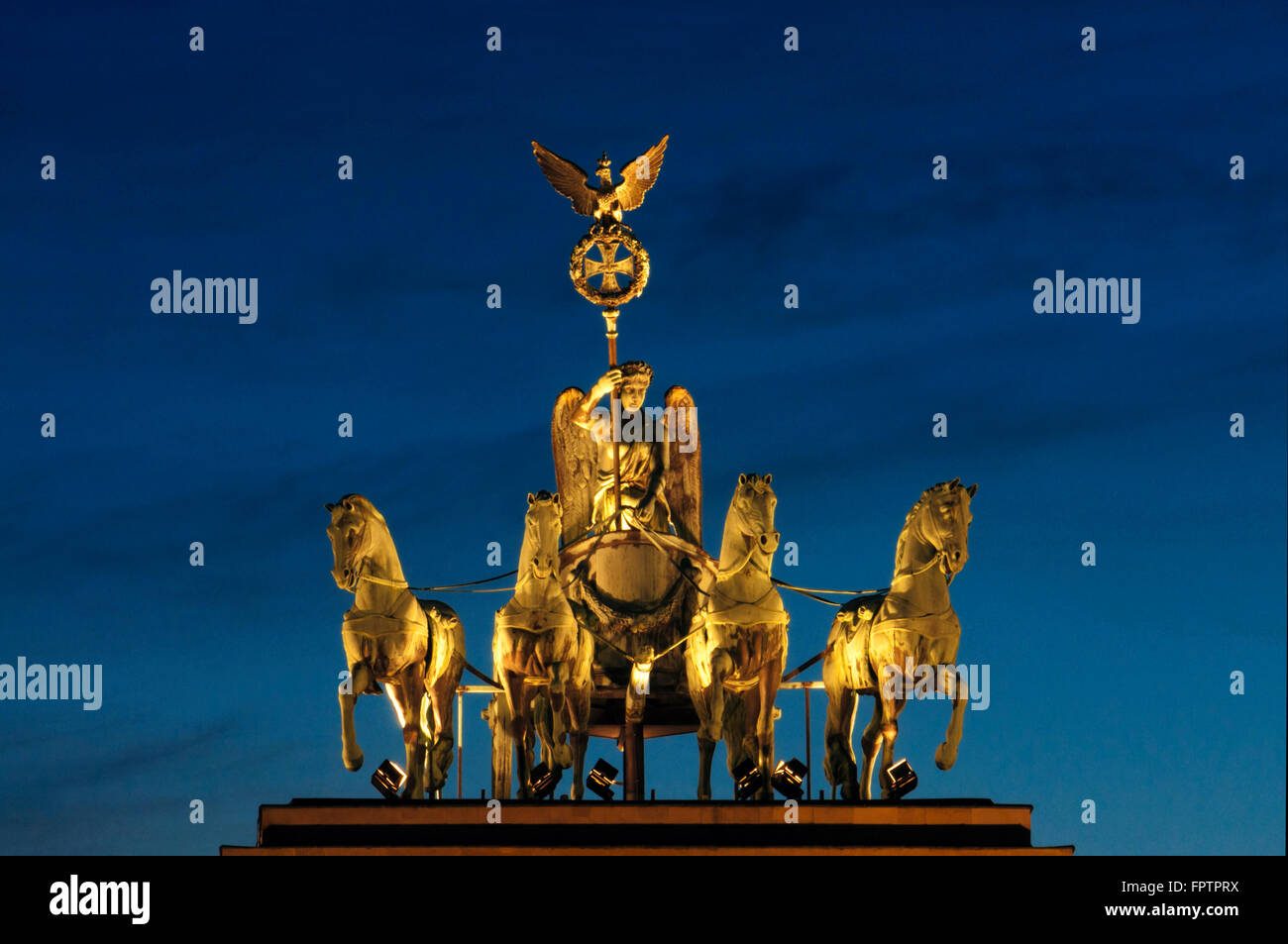 Quadriga auf dem Brandenburger Tor bei Nacht, Berlin, Deutschland. Das ...