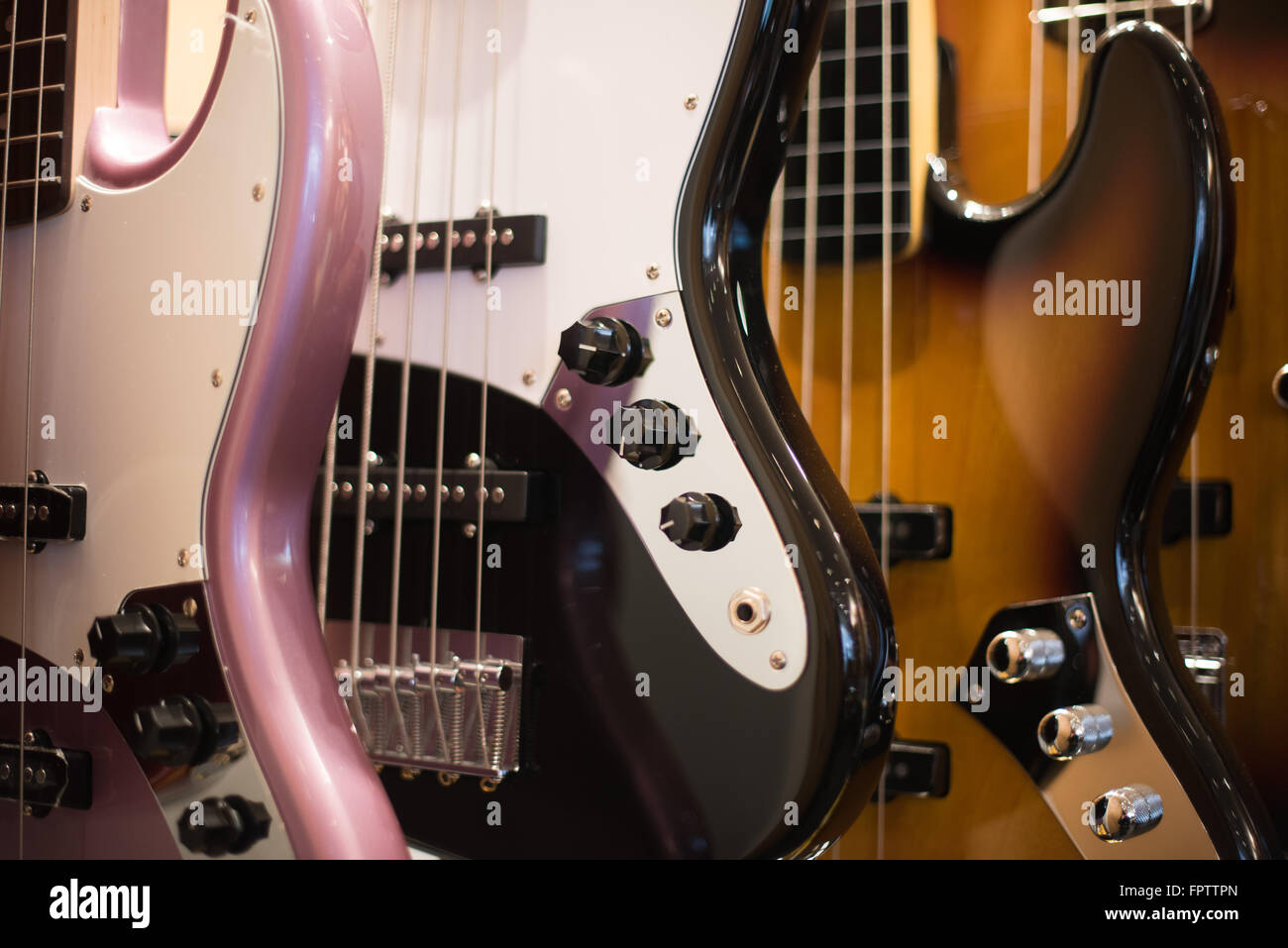 Electric guitars -Fotos und -Bildmaterial in hoher Auflösung – Alamy