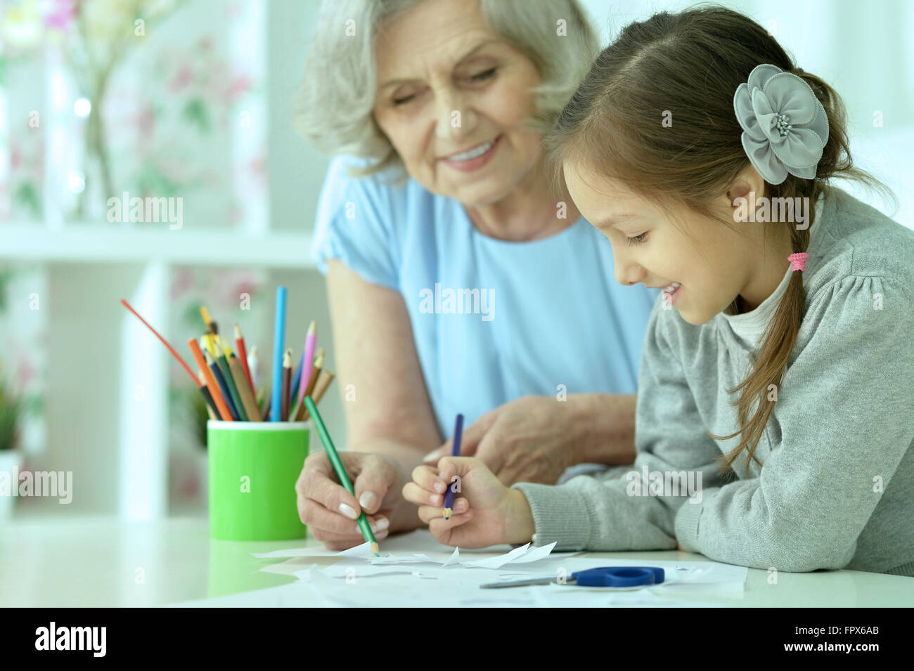 Oma mit Enkelin zusammen zeichnen Stockfotografie - Alamy