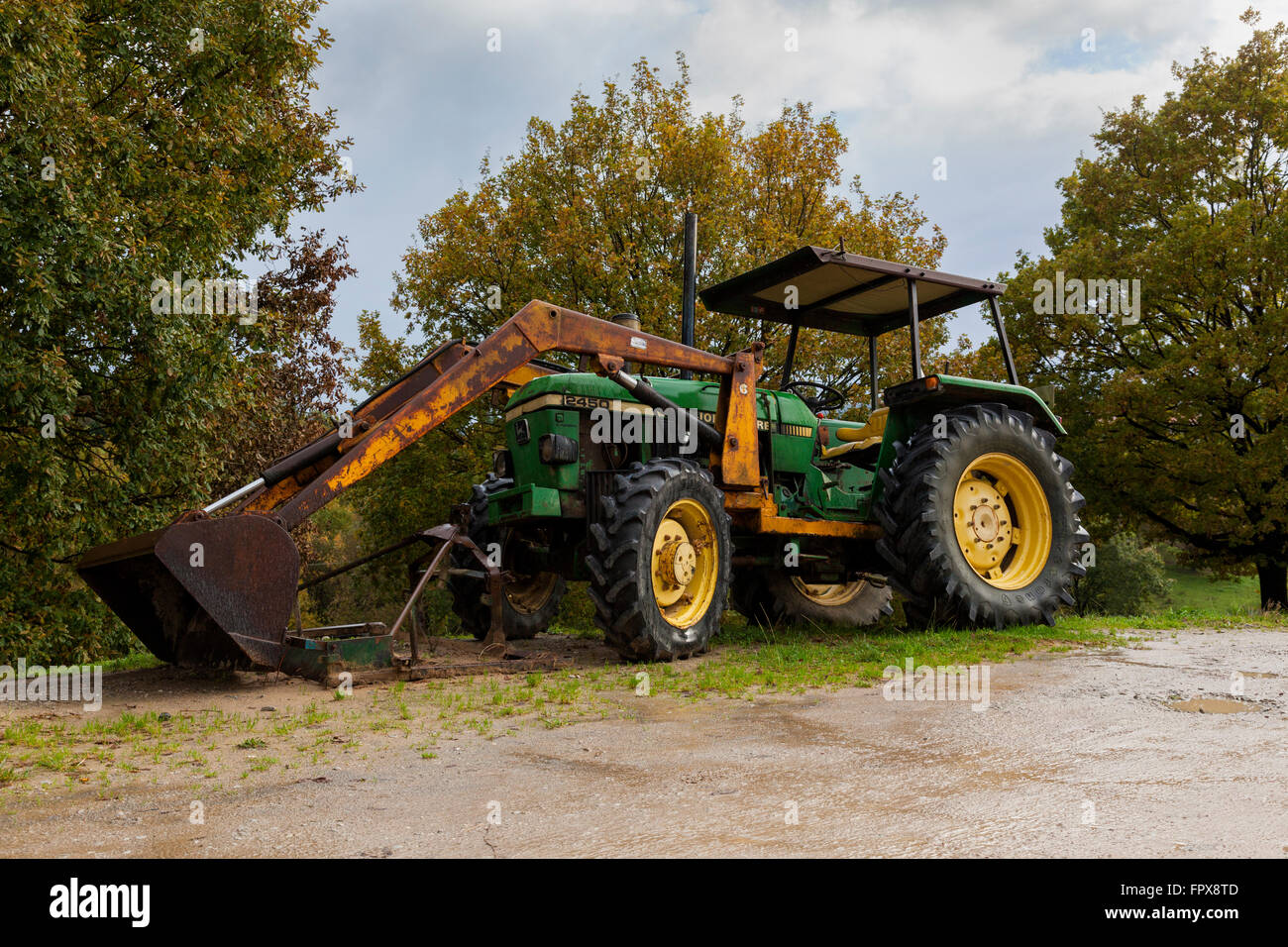 Forgotten old tractor -Fotos und -Bildmaterial in hoher Auflösung – Alamy