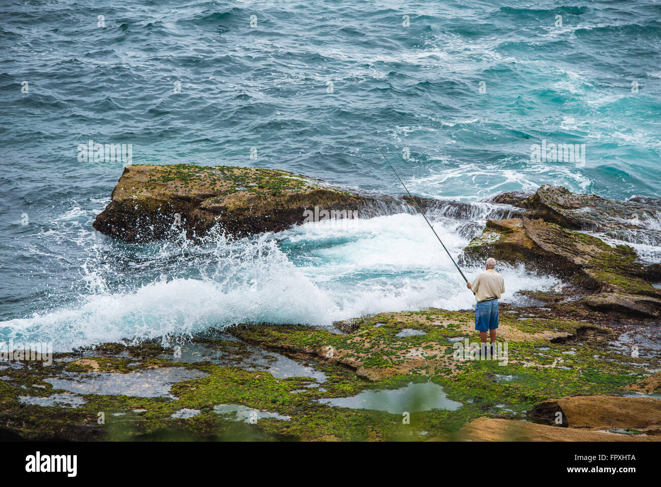 Mann am strand angeln -Fotos und -Bildmaterial in hoher Auflösung – Alamy