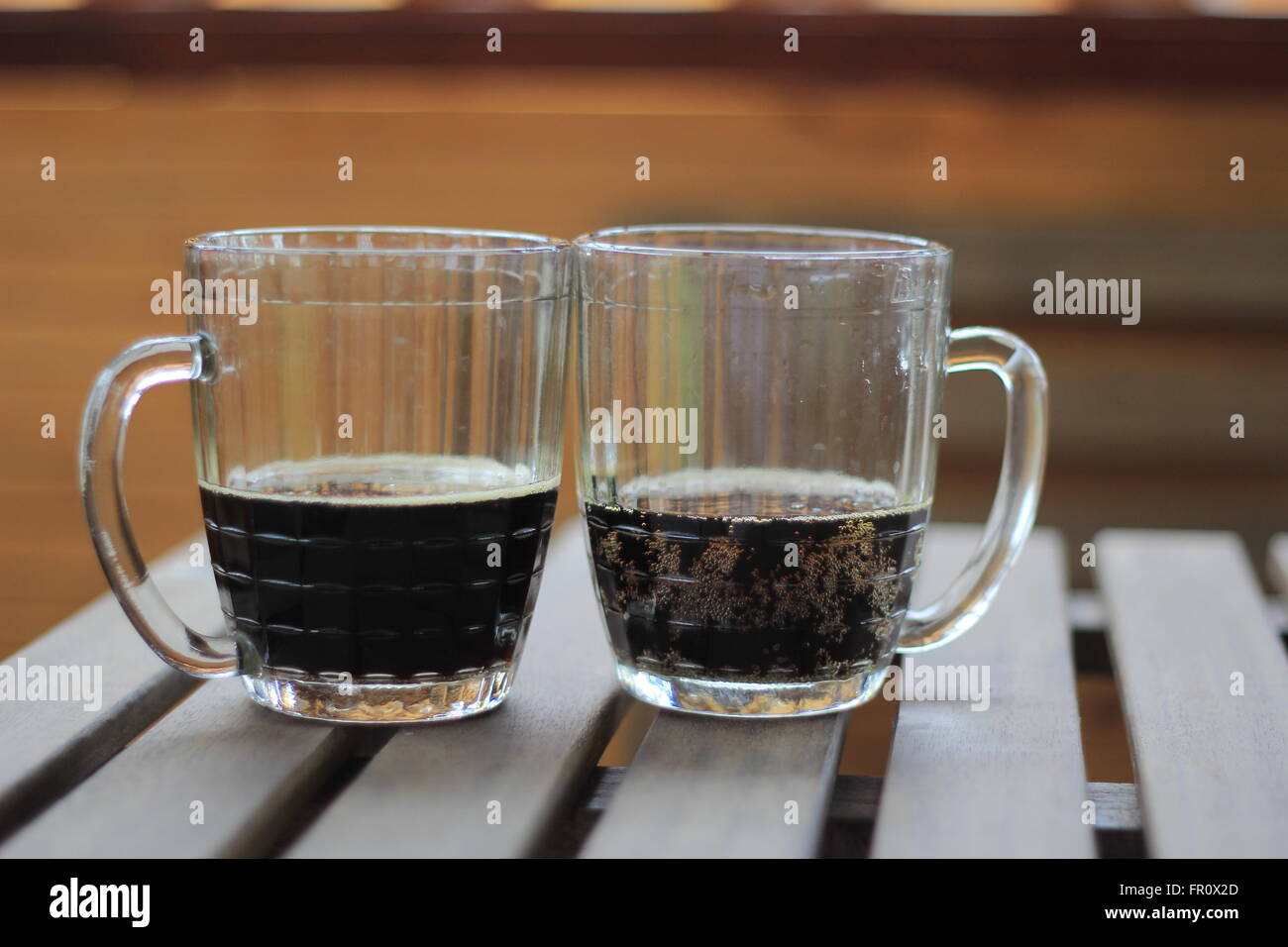 Halb voll bierkrug auf dem tisch -Fotos und -Bildmaterial in hoher Auflösung – Alamy