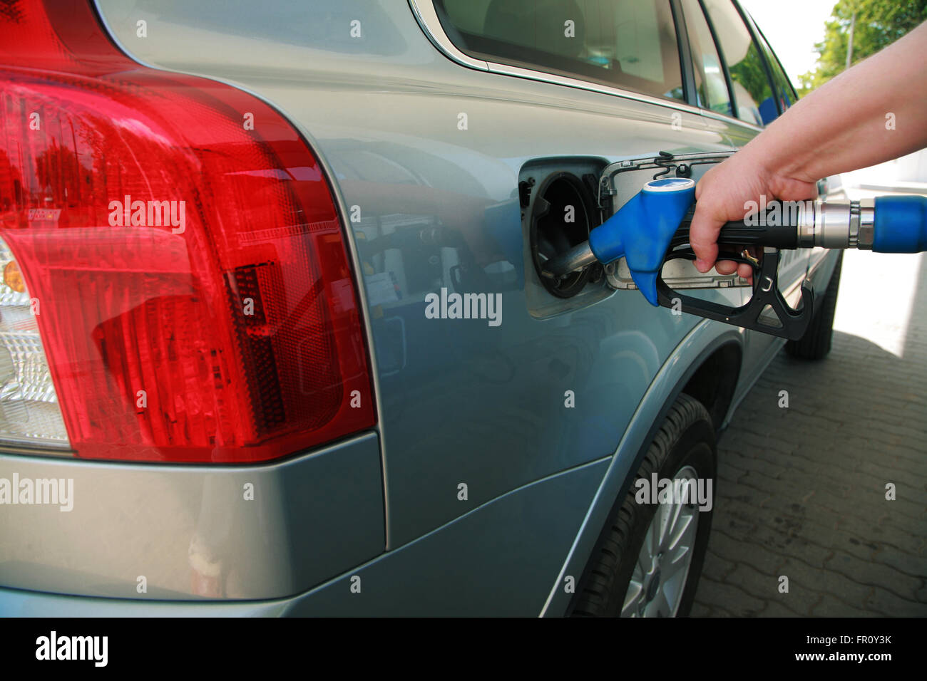 Das neue Auto an einer Tankstelle Stockfotografie - Alamy