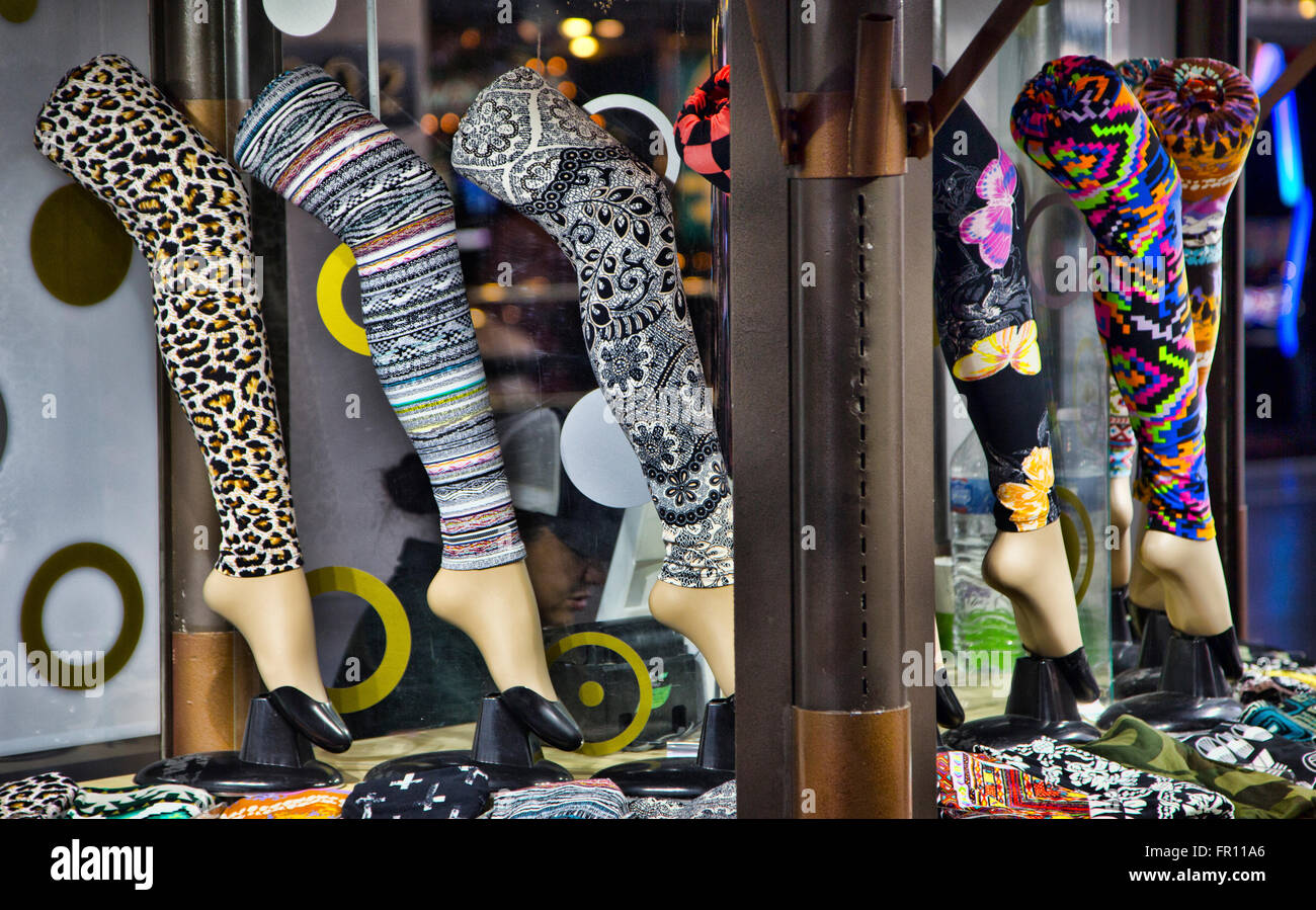 Window display tights -Fotos und -Bildmaterial in hoher Auflösung – Alamy