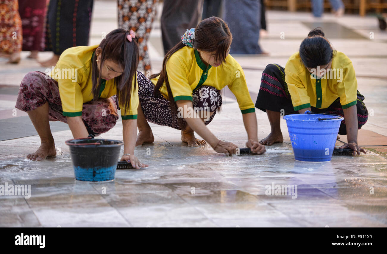 Den Boden Schrubben Stockfotos und -bilder Kaufen - Alamy