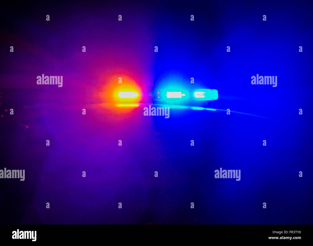 Rote und blaue lichter auf polizeiwagen -Fotos und -Bildmaterial in ...