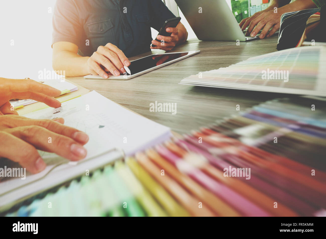 drei Kollegen Innenarchitekt diskutieren Daten und digitale Tablet und ... drei Kollegen Innenarchitekt diskutieren Daten und digitale Tablet und ...