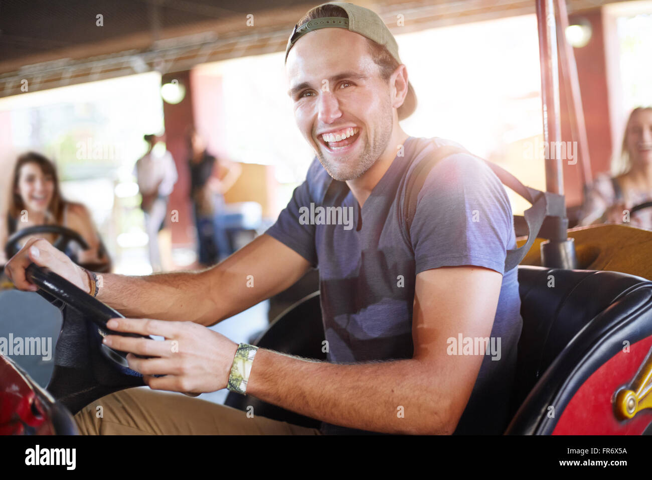 Junger mann lachend -Fotos und -Bildmaterial in hoher Auflösung – Alamy