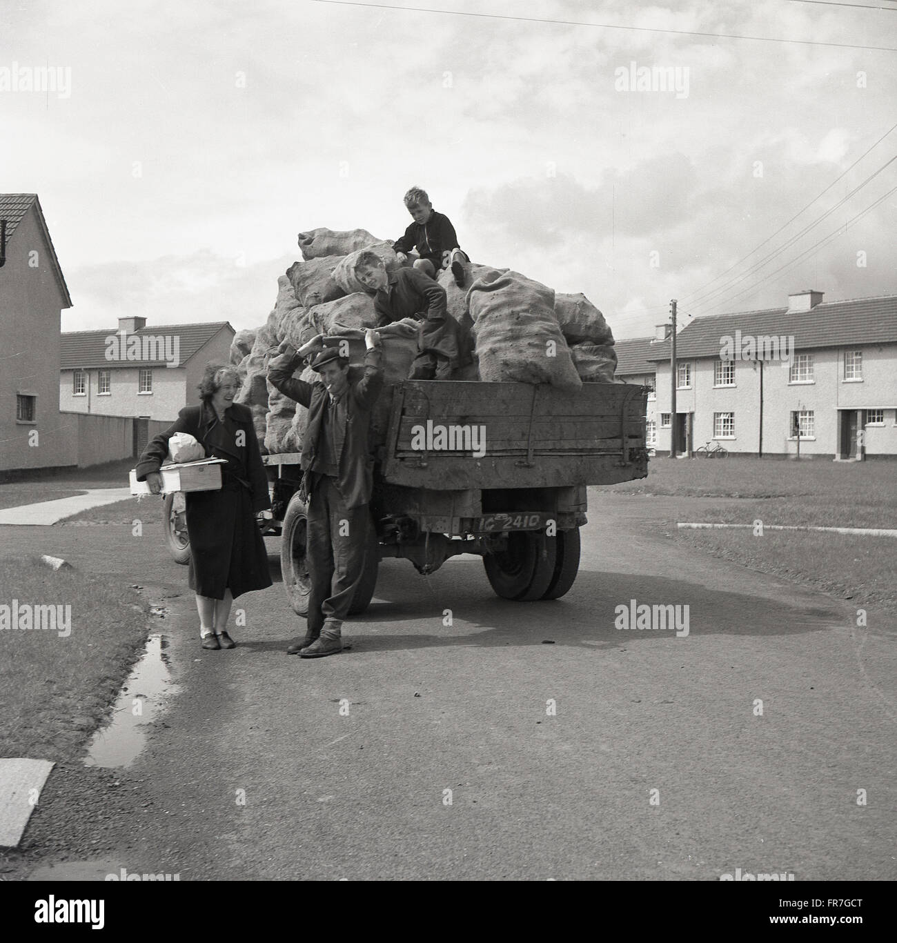 Coal delivery man -Fotos und -Bildmaterial in hoher Auflösung – Alamy