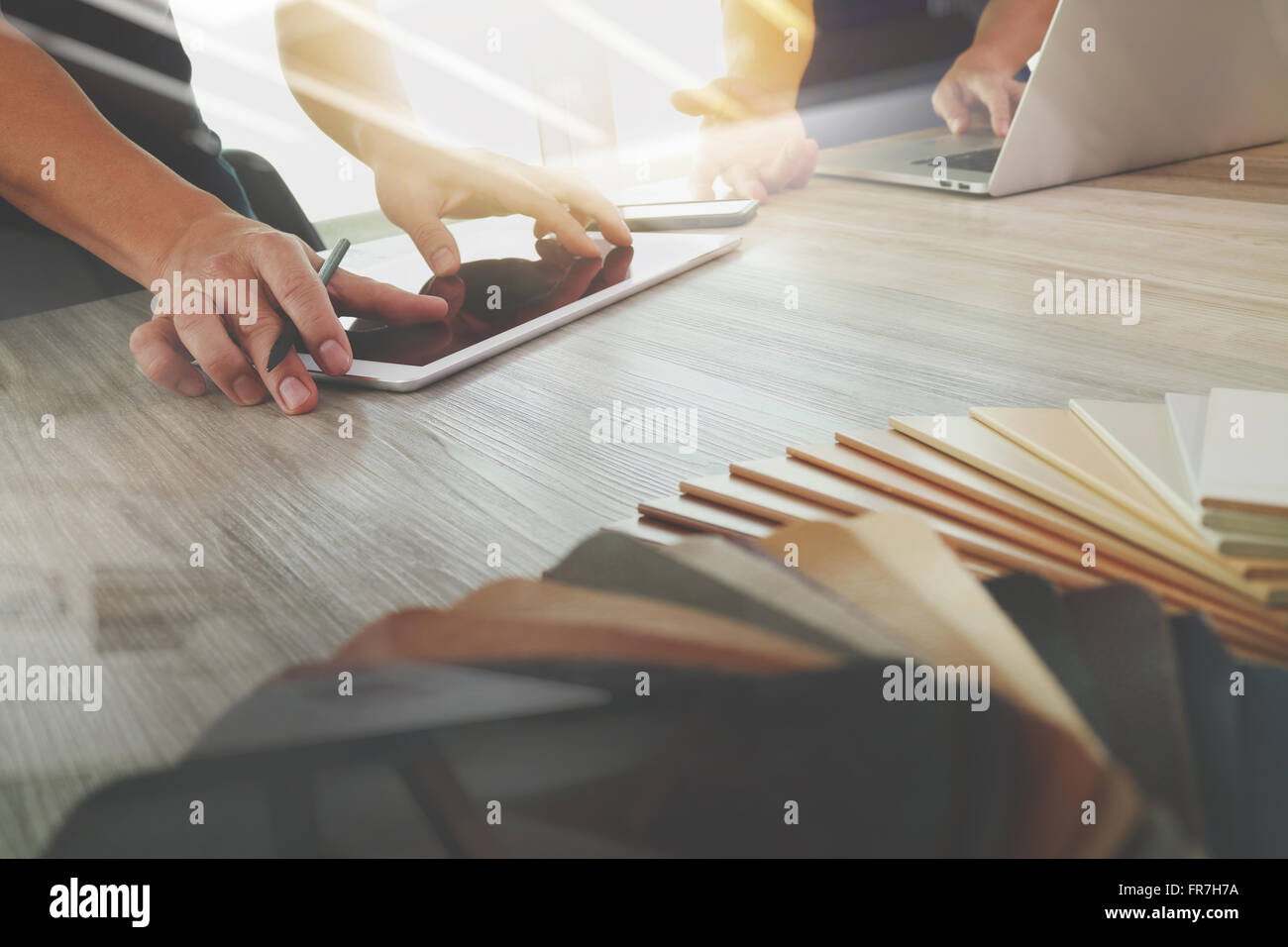 zwei Kollegen Innenarchitekten diskutieren mit leeren Bildschirm neue ...