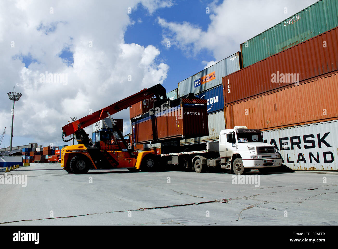 Lkw container beladen -Fotos und -Bildmaterial in hoher Auflösung – Alamy