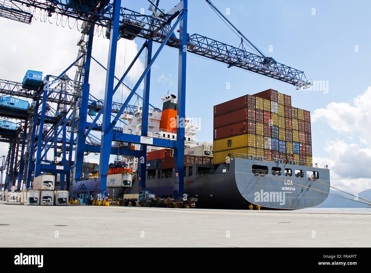 Unloading shipping containers -Fotos und -Bildmaterial in hoher ...