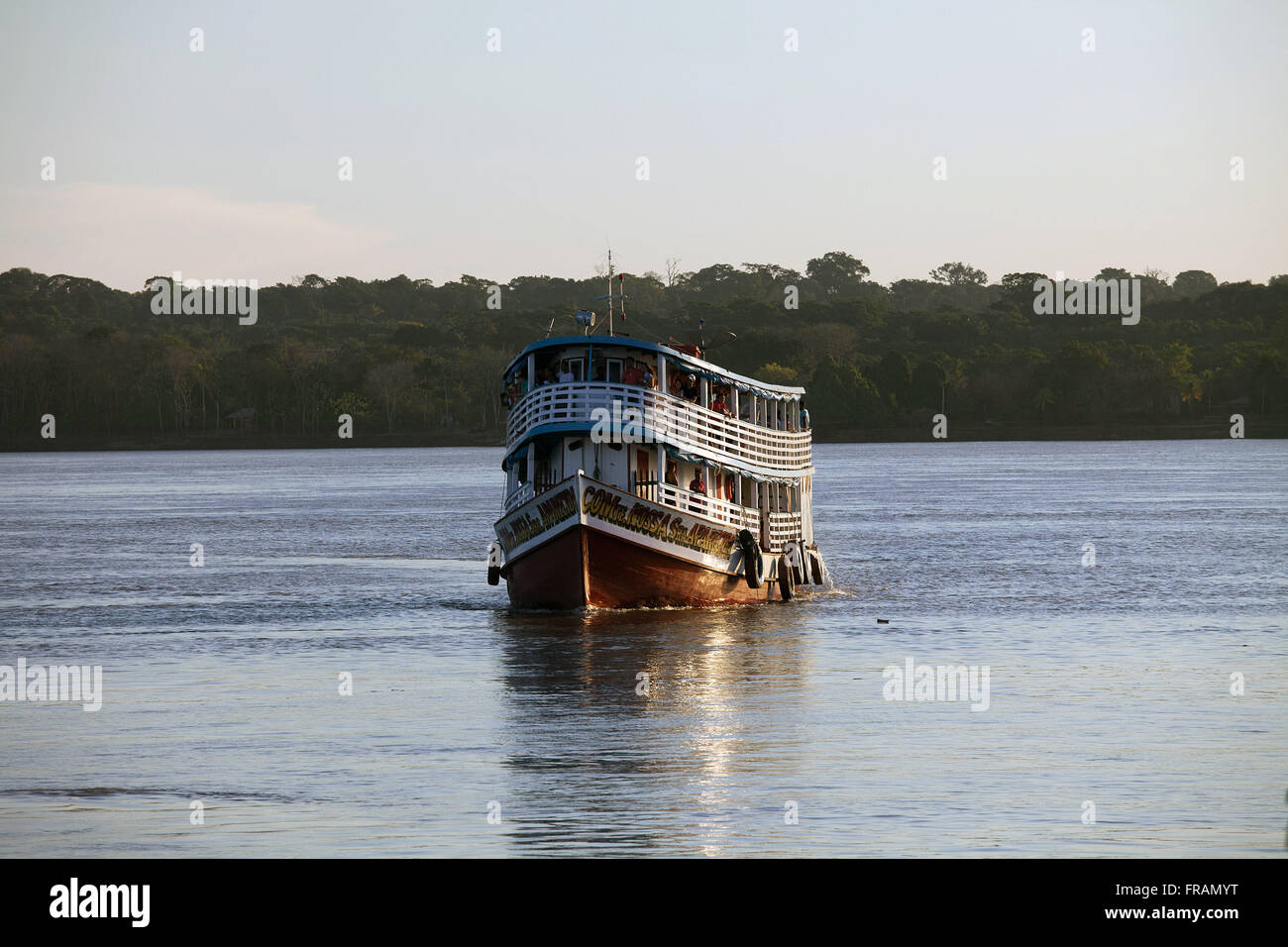 Passagierboot in einem flusswasser -Fotos und -Bildmaterial in hoher ...