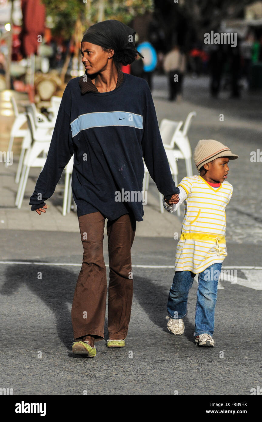 Eine Mutter geht mit ihrem Kind auf der Long street Stockfotografie - Alamy
