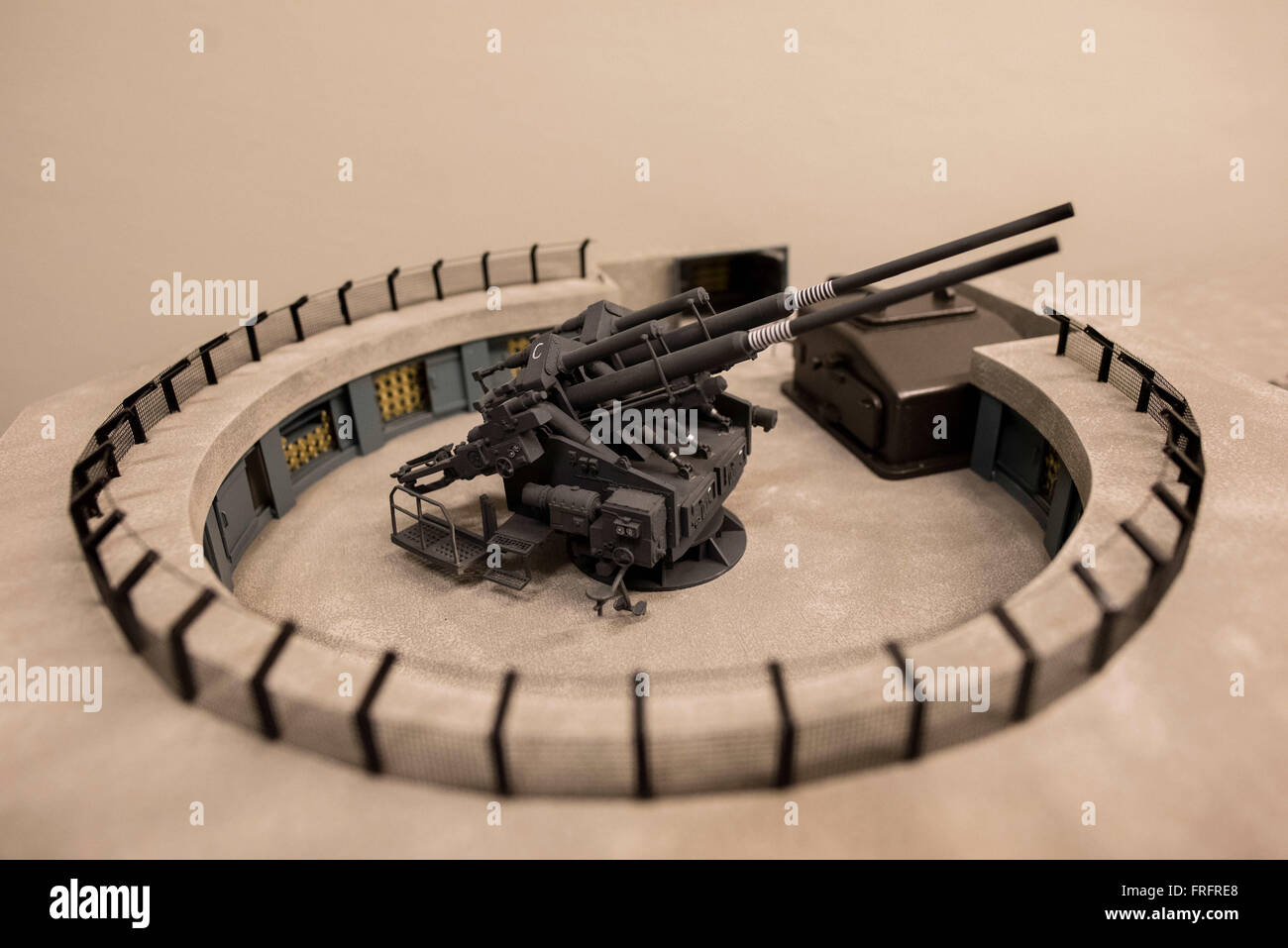 Eine Nahaufnahme von einer Flak auf dem großen Modell "Flakturm ...