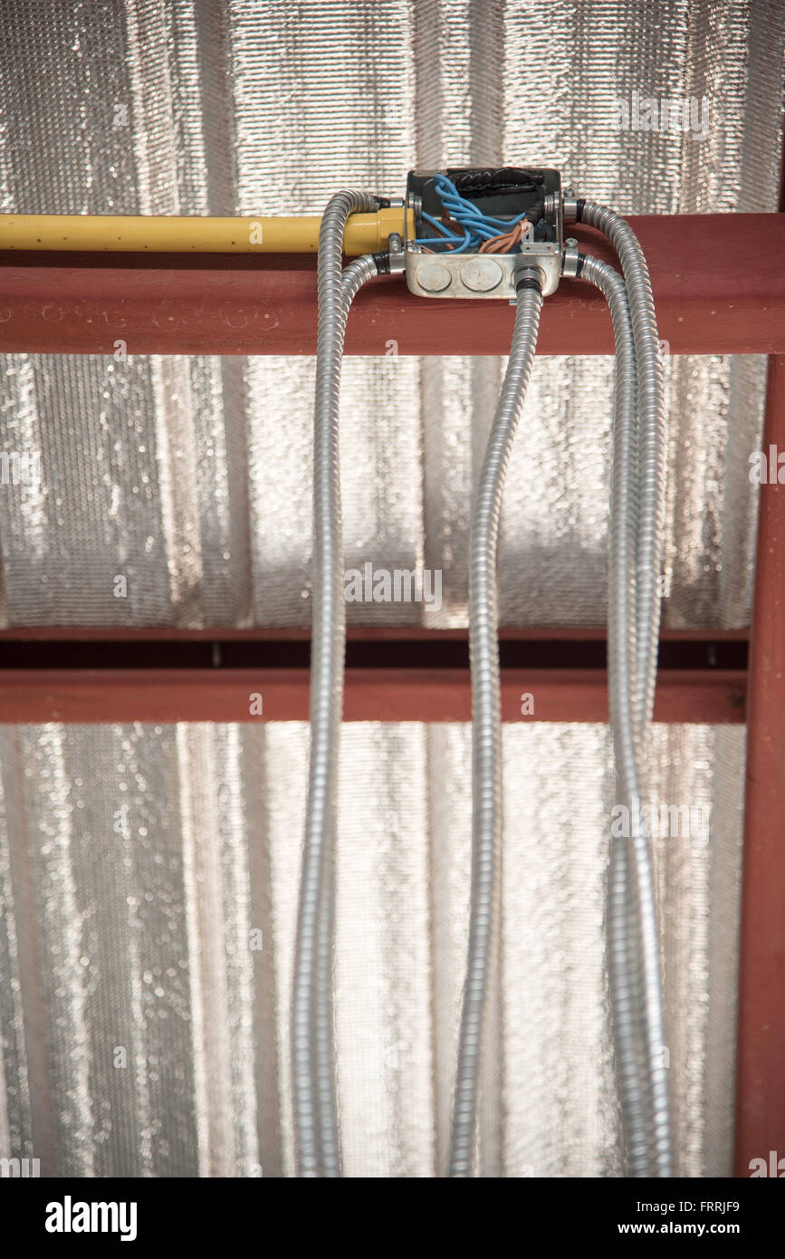 Flexibles Metallrohr in Baustelle Stockfotografie - Alamy