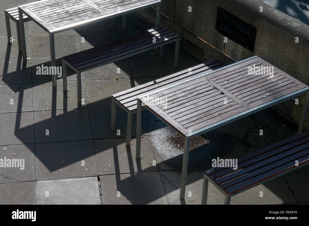 Café mit sitzgelegenheiten im freien -Fotos und -Bildmaterial in hoher ...