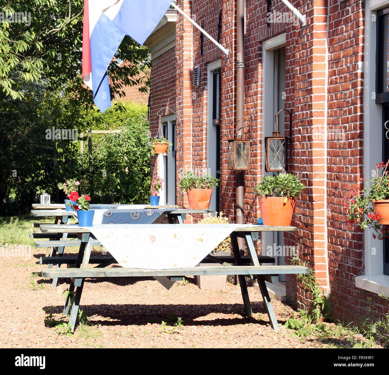 Tische sitzen -Fotos und -Bildmaterial in hoher Auflösung – Alamy